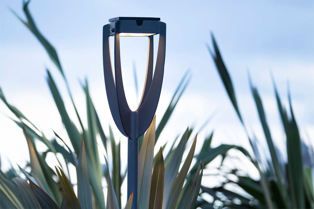 Les Jardins Tulip Solar LED Torch – Willow Creek Designs